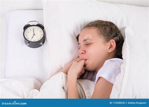 La Ragazza Dorme Da Allora E Succhia Il Suo Pollice Unabitudine