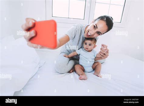 Jeune M Re S Amusant Faire Selfie Avec Son Fils Au Lit La Maison Focus Sur Le Visage De