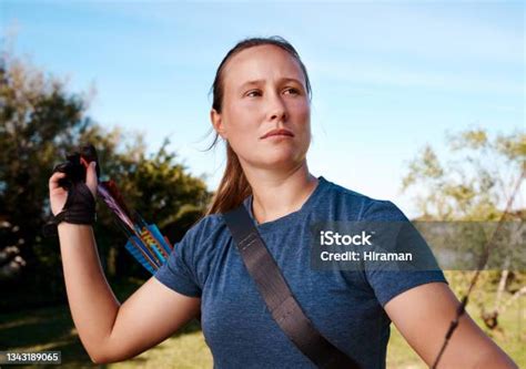 ภาพครอปของนักธนูหญิงที่น่าดึงดูดฝึกฝีมือของเธอออกในช่วงยิงธนู ภาพสต็อก ดาวน์โหลดรูปภาพตอนนี้