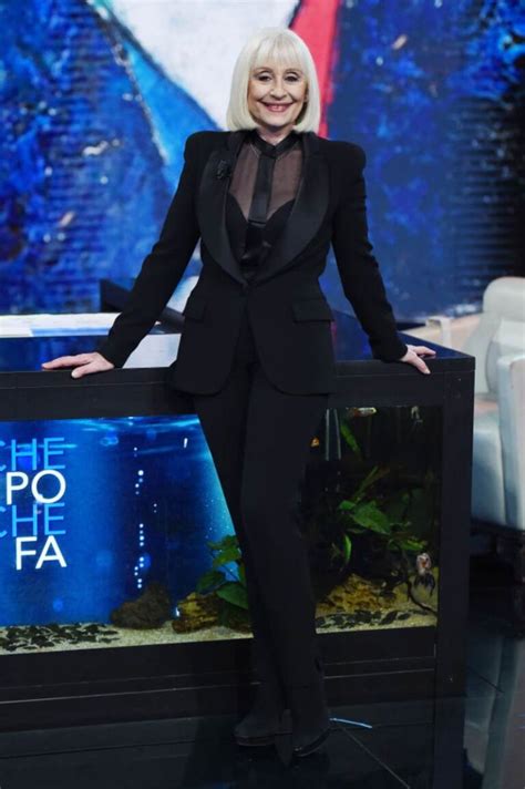 Raffaella Carrà Serviva Nelle Mense Dei Poveriil Retroscena