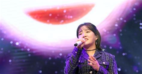 포토 멋진 무대로 축하하는 가수 윤하