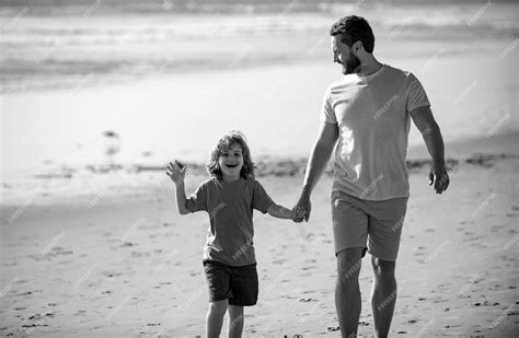 Padre E Hijo Caminando Por La Playa De Verano Padre E Hijo Niño Tomados