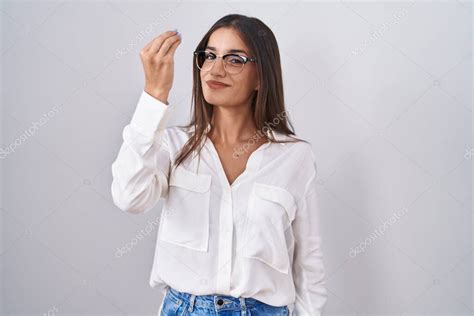 Mujer Morena Joven Con Gafas Haciendo Gesto Italiano Con La Mano Y Los