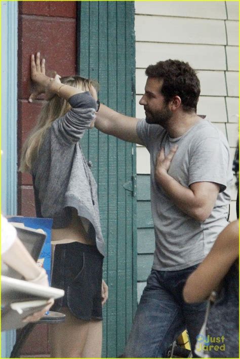 Bradley Cooper Y Suki Waterhouse Beach Suki Waterhouse Covers British
