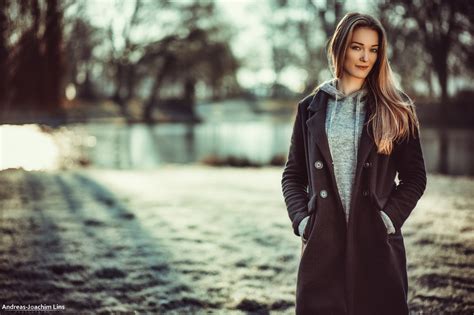 배경 화면 여자들 금발의 파란 눈 웃고있는 Grey Shirt 코트 뷰어를보고 보케 루이사 베르제 안드레아스 요아킴 린스 Black Coat 긴 머리