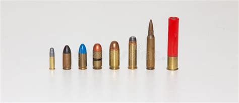 Distintos Tipos De Municiones Foto De Archivo Imagen De Dedo Mano