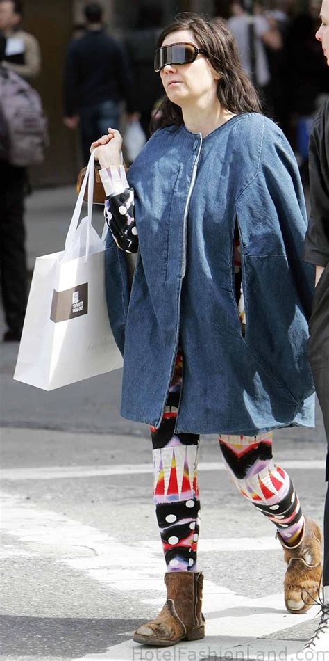 Bjork Street Photo Bjork Fashion Celebrity Street Style Bjork Style