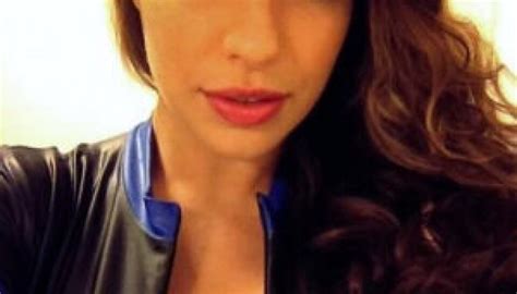 Hot News Sidney Lee I Forhold Med Smuk Model