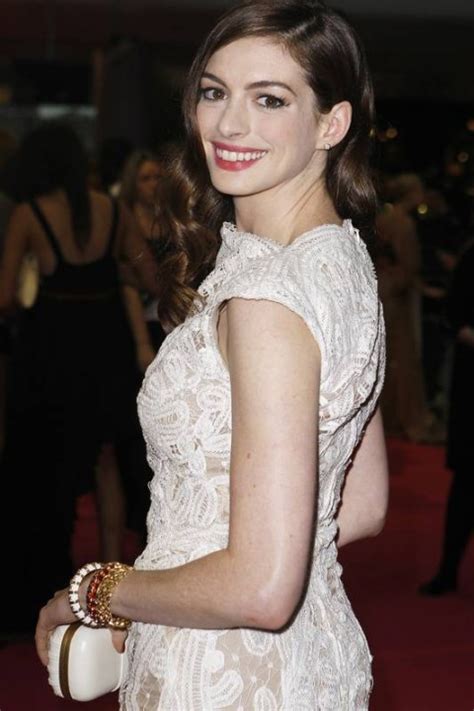 Atriz Anne Hathaway Brilha Na Estreia Europeia De Seu Novo Filme Em Londres