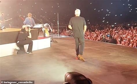 The Moment Harry Styles Bows Down To Aussie Legend Daryl Braithwaite As He Joins Him On Stage
