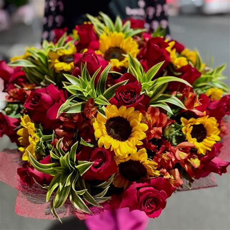 𝑭𝒍𝒐𝒓𝒊𝒄𝒖𝒍𝒕𝒖𝒓𝒂 𝑩𝒆𝒍𝒂 𝑭𝒍𝒐𝒓 Esse é Nosso Buquê De Girassóis Com Rosas
