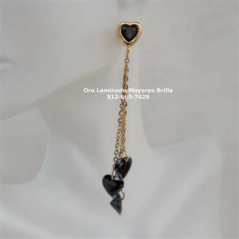 Arete Largo Con Corazones Negros En Cadena Dorada Long Earring With Black Hearts On Gold Chain