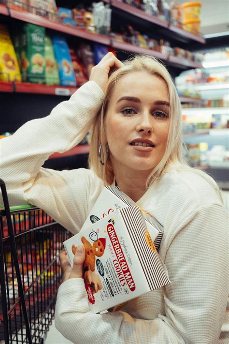 Menina Loira Russa Em Um Supermercado · Foto Profissional Gratuita