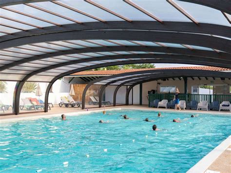 La Piscine Couverte Chauffée Et Parc Aquatique Du Camping Ilbarritz