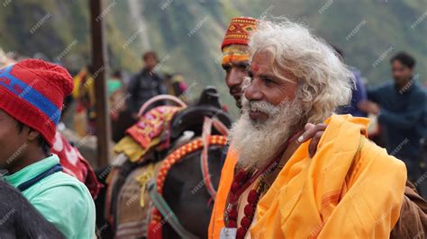 Premium Photo An Indian Monk Of Kedarnath Temple With Tourist 01 Sep