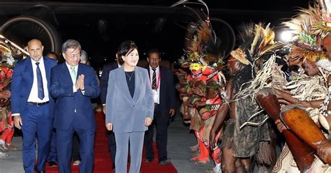파푸아뉴기니 도착 환영받는 문 대통령