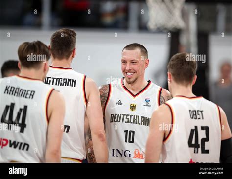 Daniel Theis 10 Of Germany Freut Sich Mit Seinen Mitspielern Ÿber Den