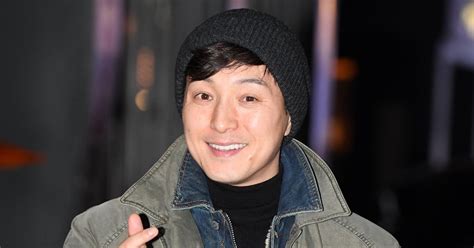 포토 정성일 미소 지으며 하트