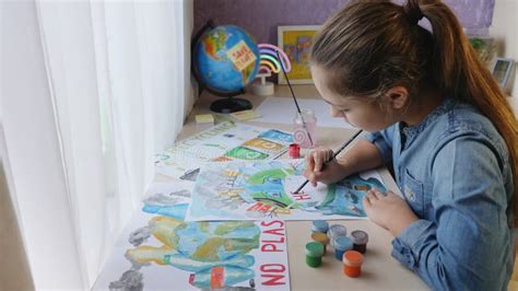 女学生画油漆海报，环境问题 股票视频 视频 包括有 关心 纸张 图画 气候 被攻击的 海洋 167362681