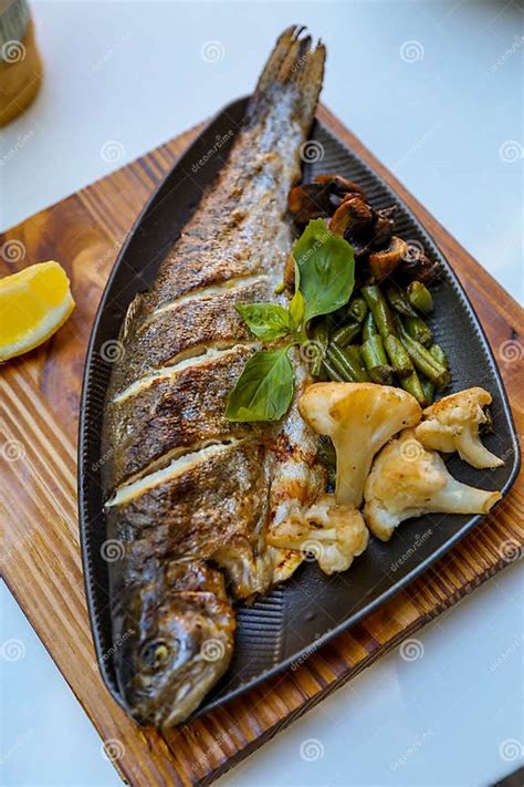 Delicioso Pescado A La Parrilla En Un Restaurante Foto De Archivo Imagen De Restaurante Sano