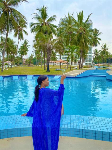 4 Hot Sexy Serah Teshna Bikini Pics