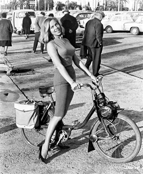20 Fascinating Black And White Photos Of Honor Blackman When She Was Young In The 1950s And