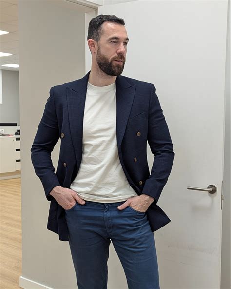 Blazer Azul Marino A Cuadros Con Un Pantalón Chino Azul Y Zapatillas
