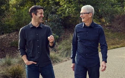 Apple Chief Tim Cook To Step Down After Nearly 15 Years