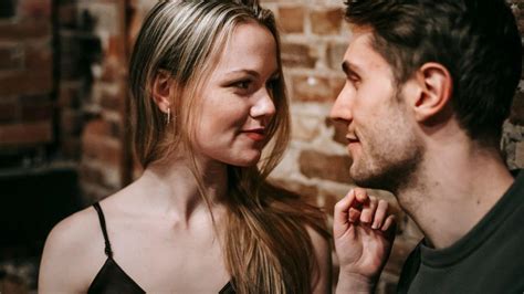 Nggak Lagi Tabu Ini Cara Asik Ngobrolin Seks Bareng Pasangan