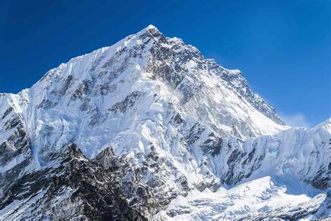 Nearly 1 000 Climbers Trapped On Mount Everest Amid Blizzard