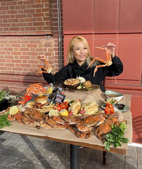 Competitive Eater Tackles All Of Phillips Crab Dishes—in One Sitting