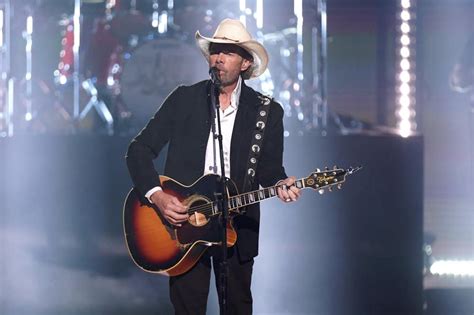 Toby Keith Delivers Emotion Packed Comeback Performance At Peoples Choice Country Awards