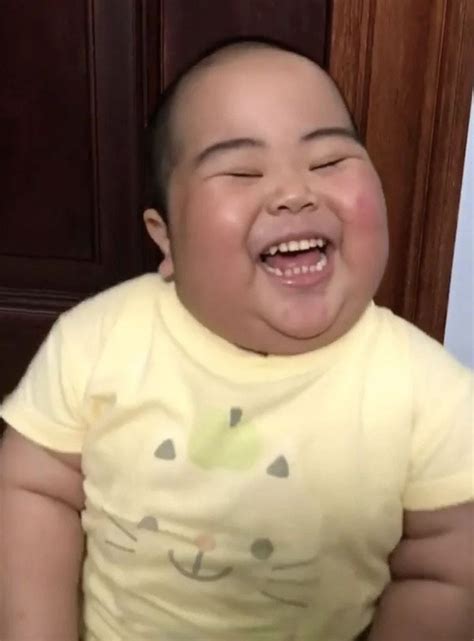 爆紅sticker印尼肥仔tatan近況曝光！招牌光頭look消失，曾被網友指愈大愈崩壞？