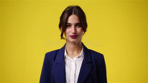 4000 Videos De Una Linda Chica Sonriendo Sobre Un Fondo Amarillo