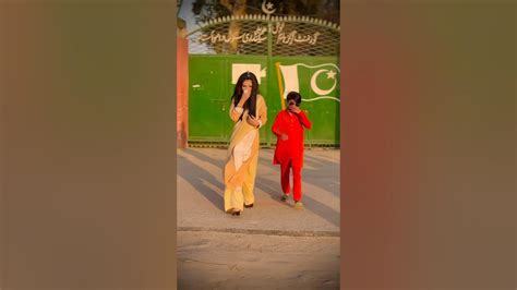 ارم کے ساتھ یہ چھوٹے قد والا بابا کیا سٹائل بنا رہا ہے Youtube