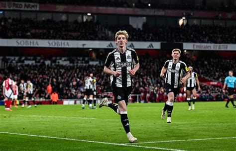 شادی پس از گل آنتونی گوردون مقابل آرسنال با تقلید از تیری آنری عکس طرفداری