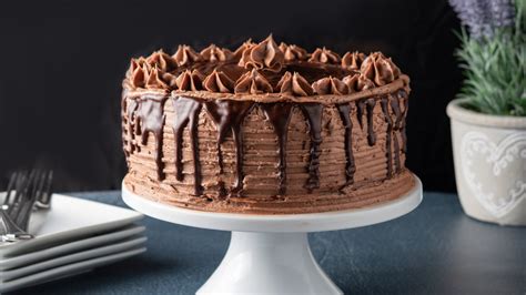 Add A Dollop Of Icing To The Stand To Keep Your Cake From Sliding