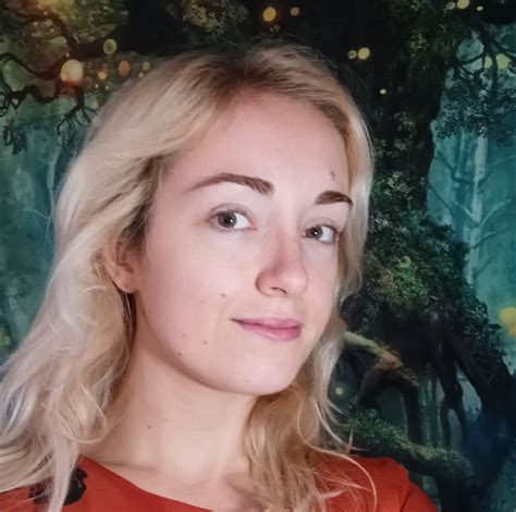 Sarah Hardcastle Medium