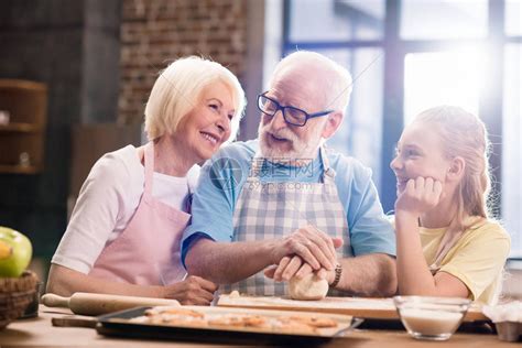 祖母祖父和孙女在厨房餐桌上烹饪和揉面团做饼干高清图片下载 正版图片502665804 摄图网
