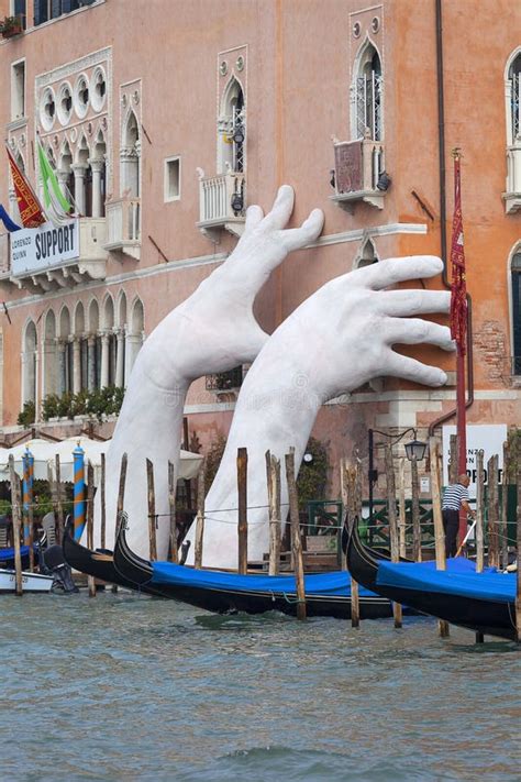 Apoye La Escultura Por Lorenzo Quinn Que Pone Dos Manos Gigantes Que