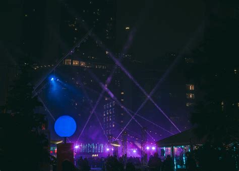 보라색과 파란색 광선이 있는 야간 조명 쇼 사진 Unsplash의 무료 사람의 이미지