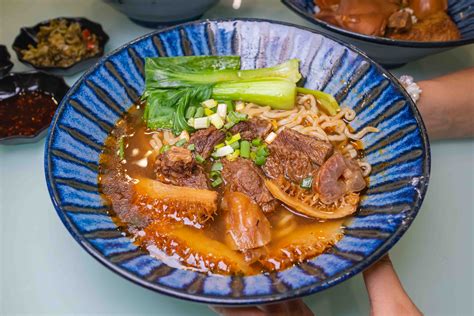高雄牛肉麵【芳雲齊魯家牛肉麵】左營美食傳承山東老師傅的好手藝三寶牛肉麵牛筋、牛肚、牛腱通通有秘製滷味好入味呀麵條還可以選寬麵細麵