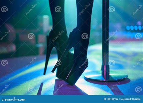 Junge Sexy Frauen Pol Tanzen Striptease Mit Pylon In Nachtclub Schönes