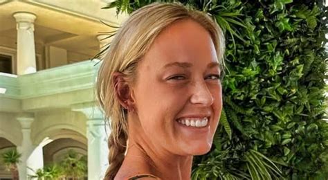 Photo Sophie Cunningham Set Social Media On Fire With Her Seductive Swimsuit While On Her Knees