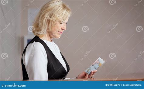 Rezeptionistin Nimmt Pass Um Quest Im Hotel Zu Identifizieren