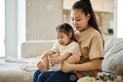 Mamá Cuidando A Su Hijo En Casa Foto De Archivo Imagen De Mama Amor