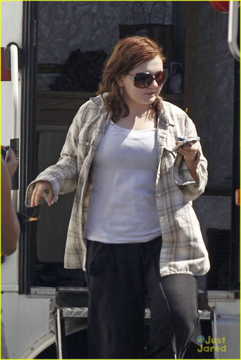 Full Sized Photo Of Abigail Breslin Maggie Set 02 Abigail Breslin Spotted On Maggie Set