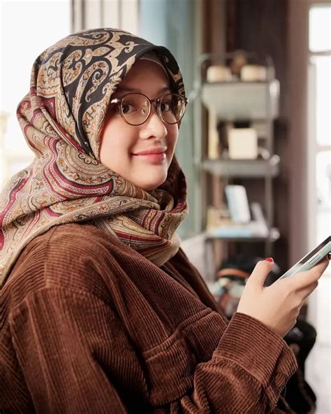 8 Portraits Of Khadeeja Daughter Of Guitarist Andra Junaidi Her Aura Is Calm And Beautiful In