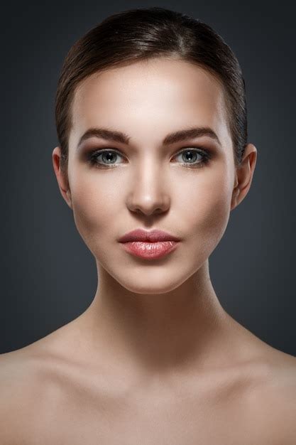 Retrato De Una Hermosa Mujer Joven Foto Premium