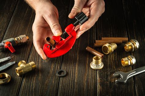 마스터 배관공이 파이프 절단기로 구리 파이프를 자르려고 합니다 작업장에서 가스 장비 설치 또는 수리 강철에 대한 스톡 사진 및 기타 이미지 Istock